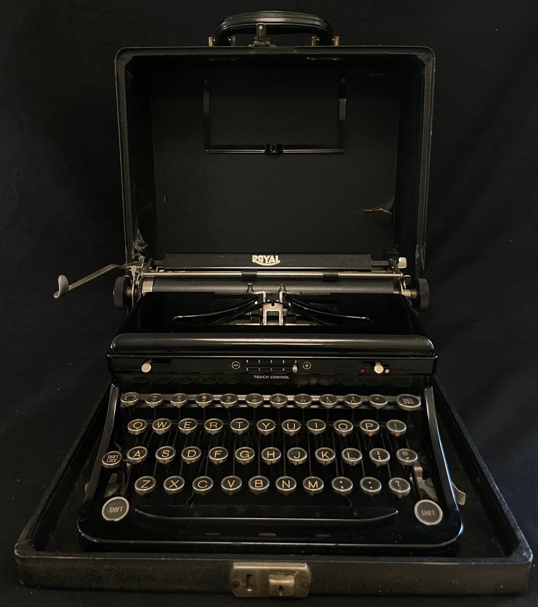 Vintage Royal Model O Portable Typewriter #2180439 | Auctionninja.com