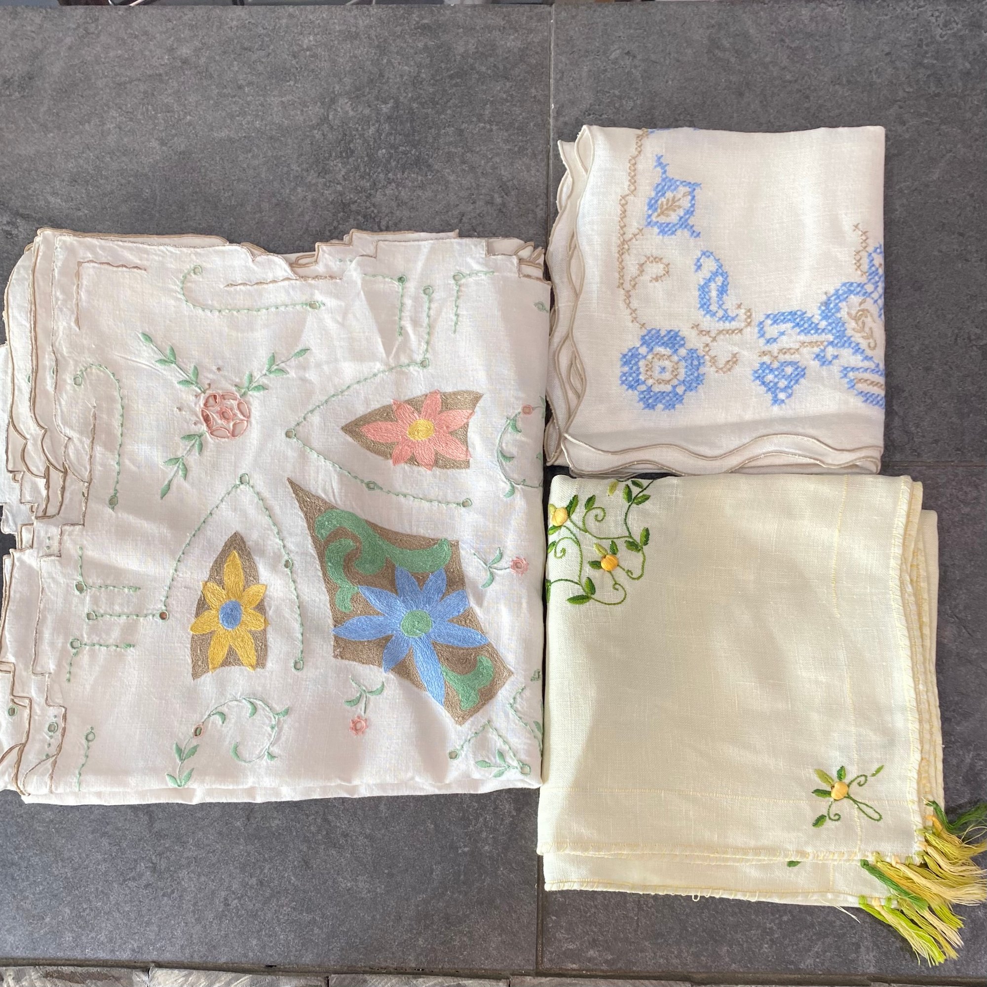 Vintage Embroidered Linen Lot #24509 | Auctionninja.com