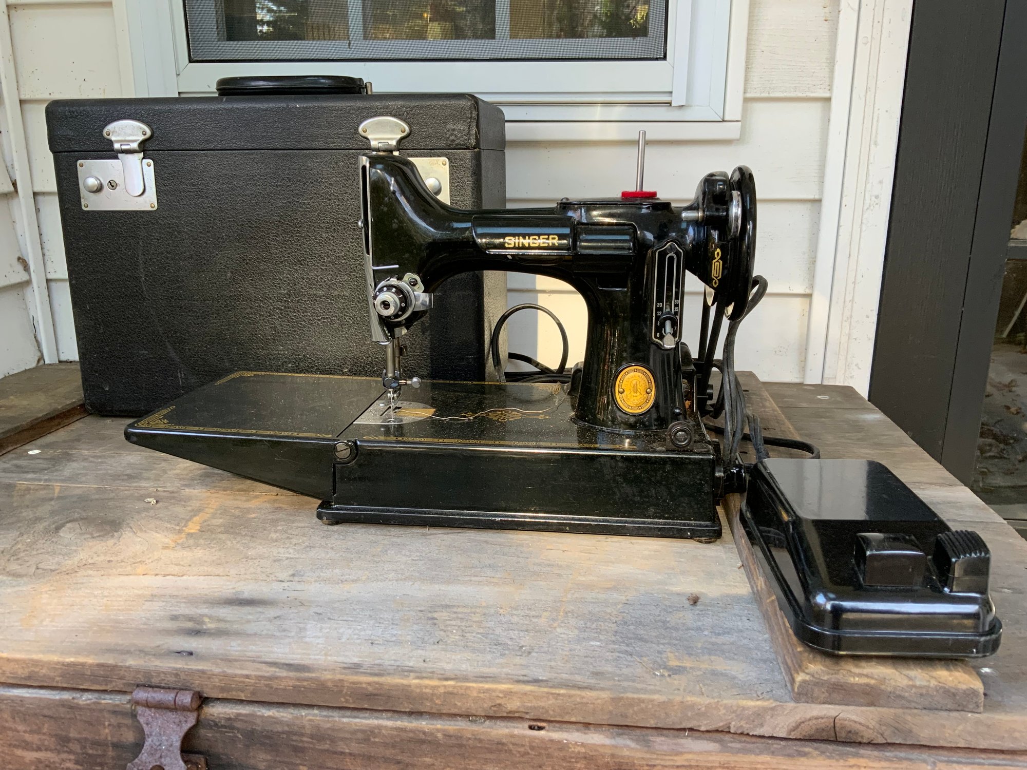 Vintage Portable Singer Sewing Machine, 221-1 #25110 | Auctionninja.com