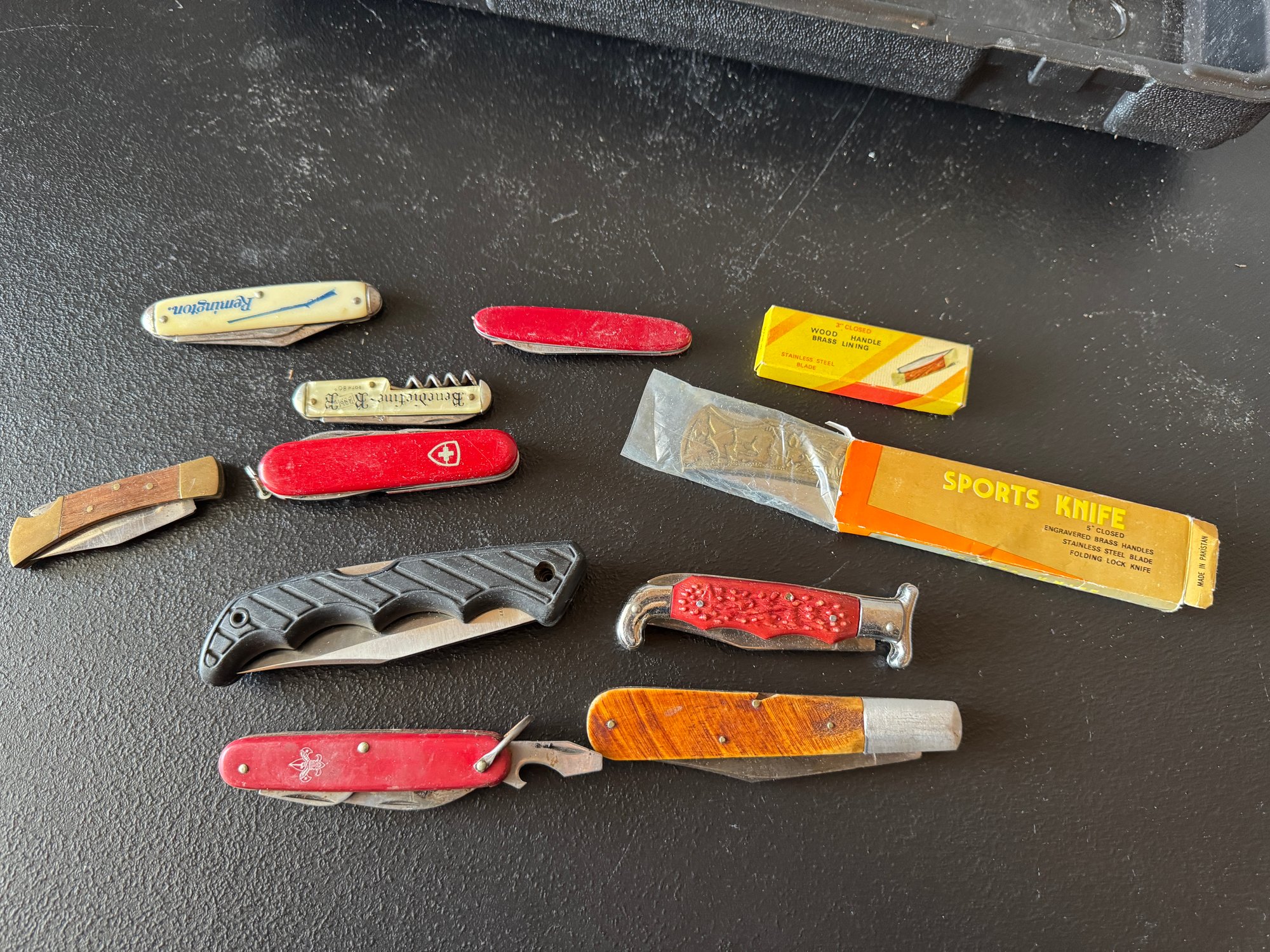 Group Of Hunting And Pocket Knives #2088287 | Auctionninja.com