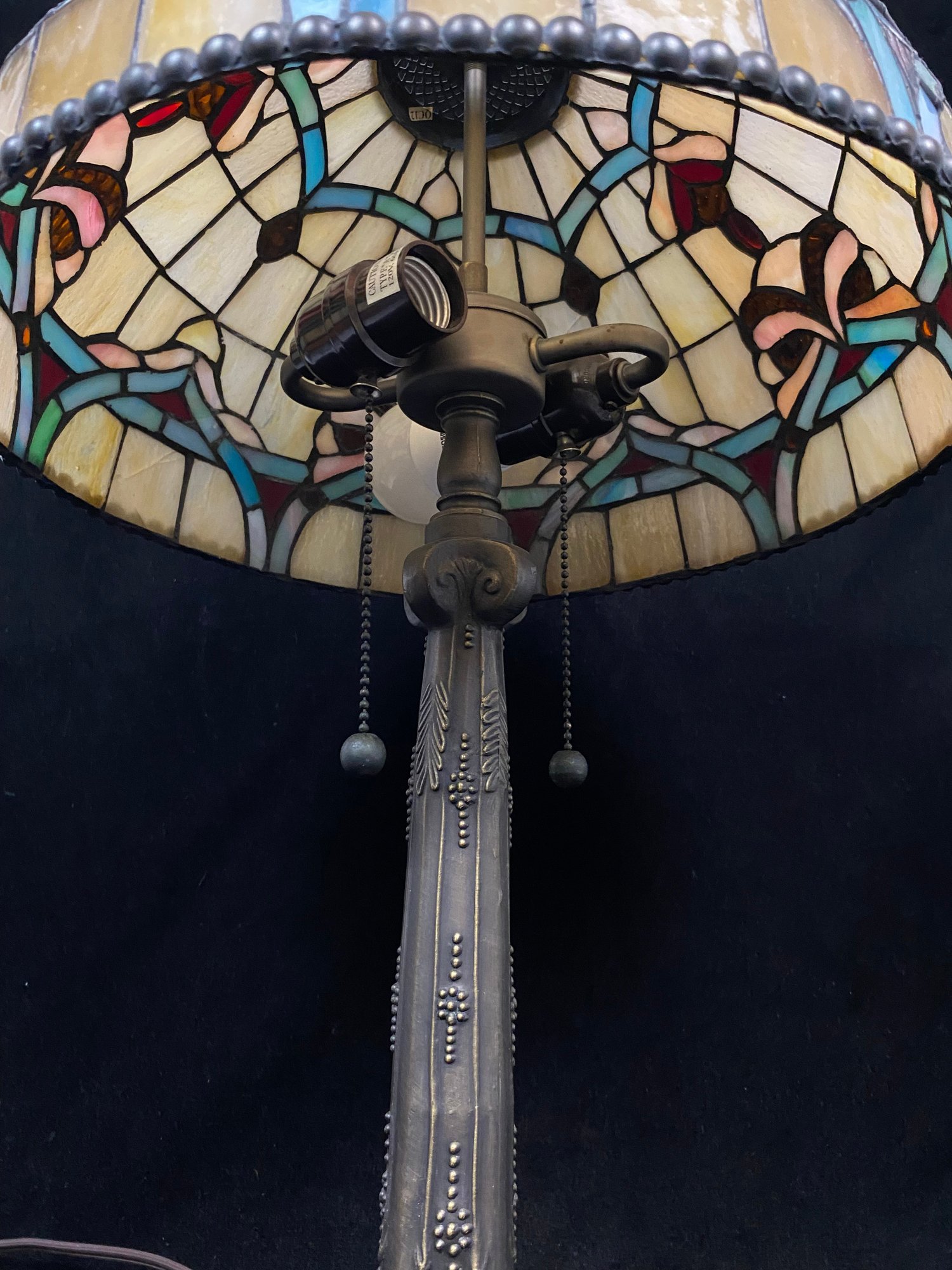 Vintage Stained Glass Brass Table Top Lamp #2131122 | Auctionninja.com
