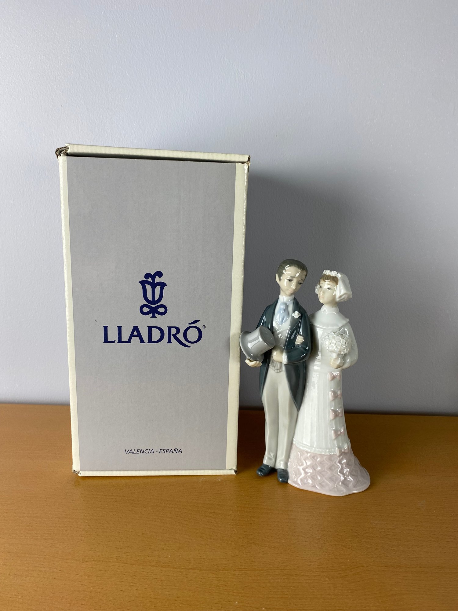 Lladro Figurine #9847 | Auctionninja.com