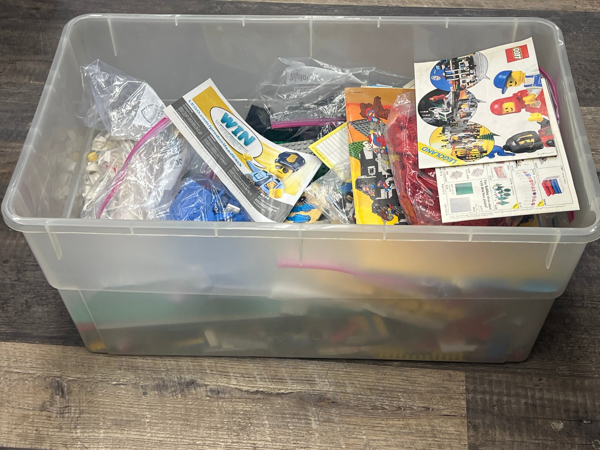 Large Tub Of Loose Legos From Various Kits #2229629 | Auctionninja.com