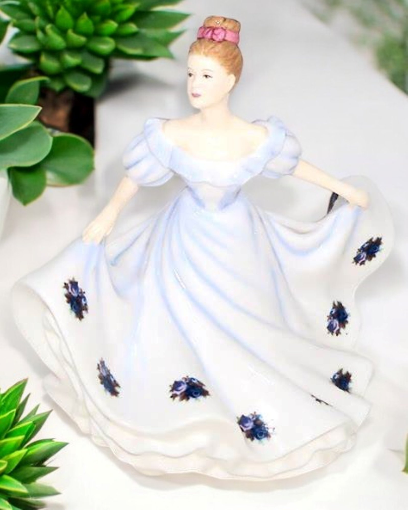 Royal Doulton Kathy Pretty Ladies Figurine HN4926 #16490 | Auctionninja.com