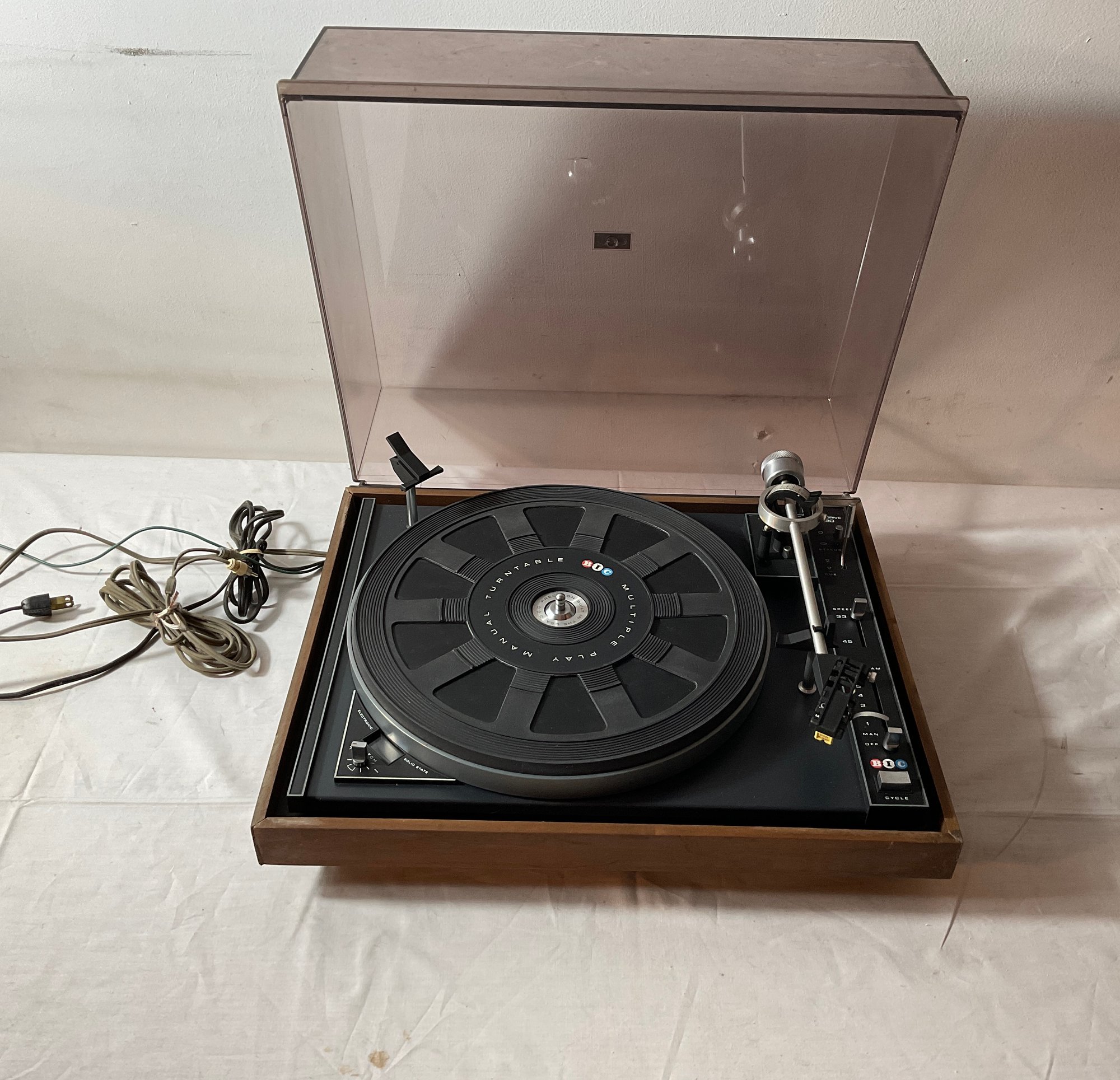 Vintage BIC MULTIPLE PLAY MANUAL TURNTABLE #11854 | Auctionninja.com