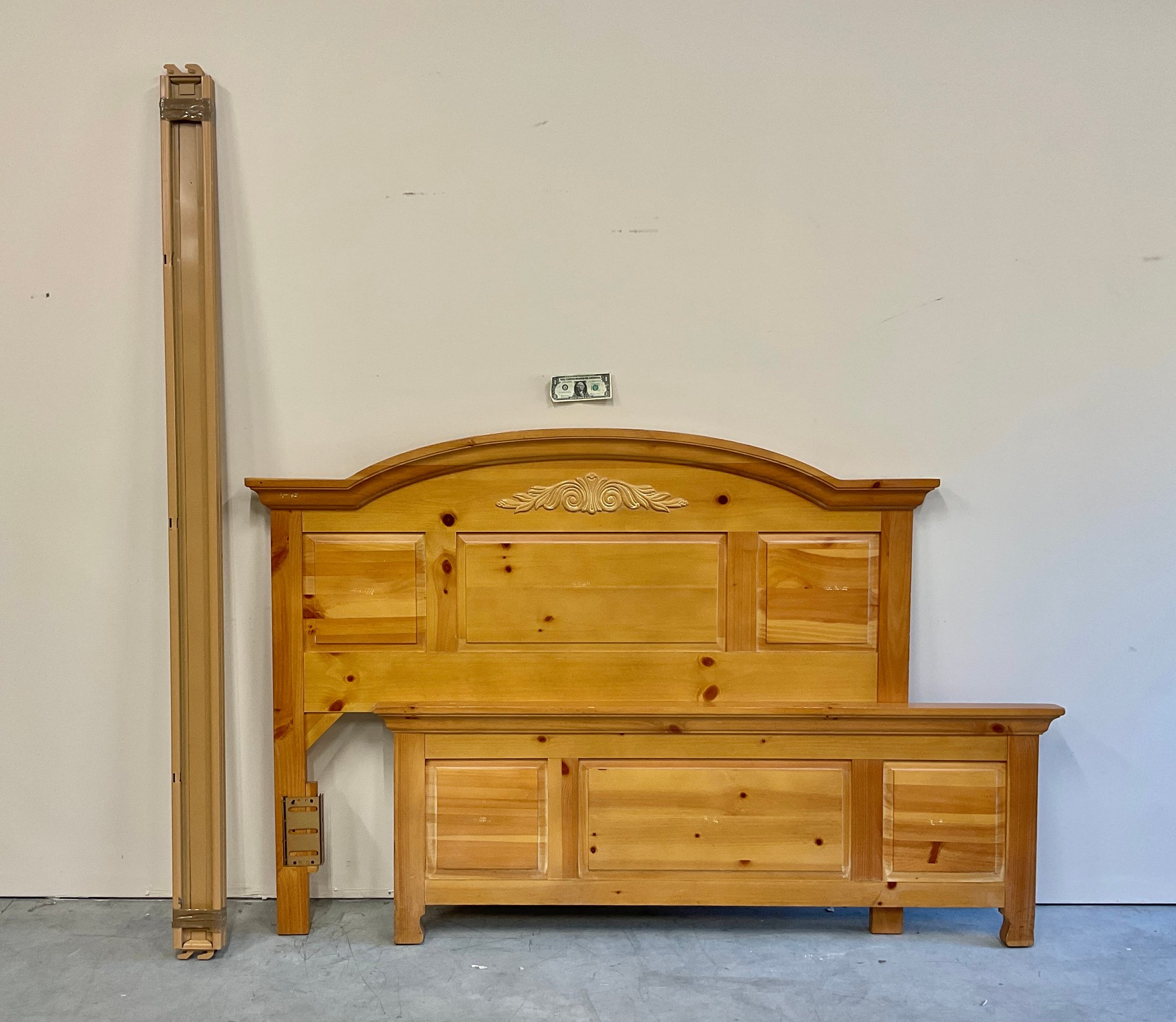 Ray Ramano Style Pine Bed With Carving. (B) #12396 | Auctionninja.com