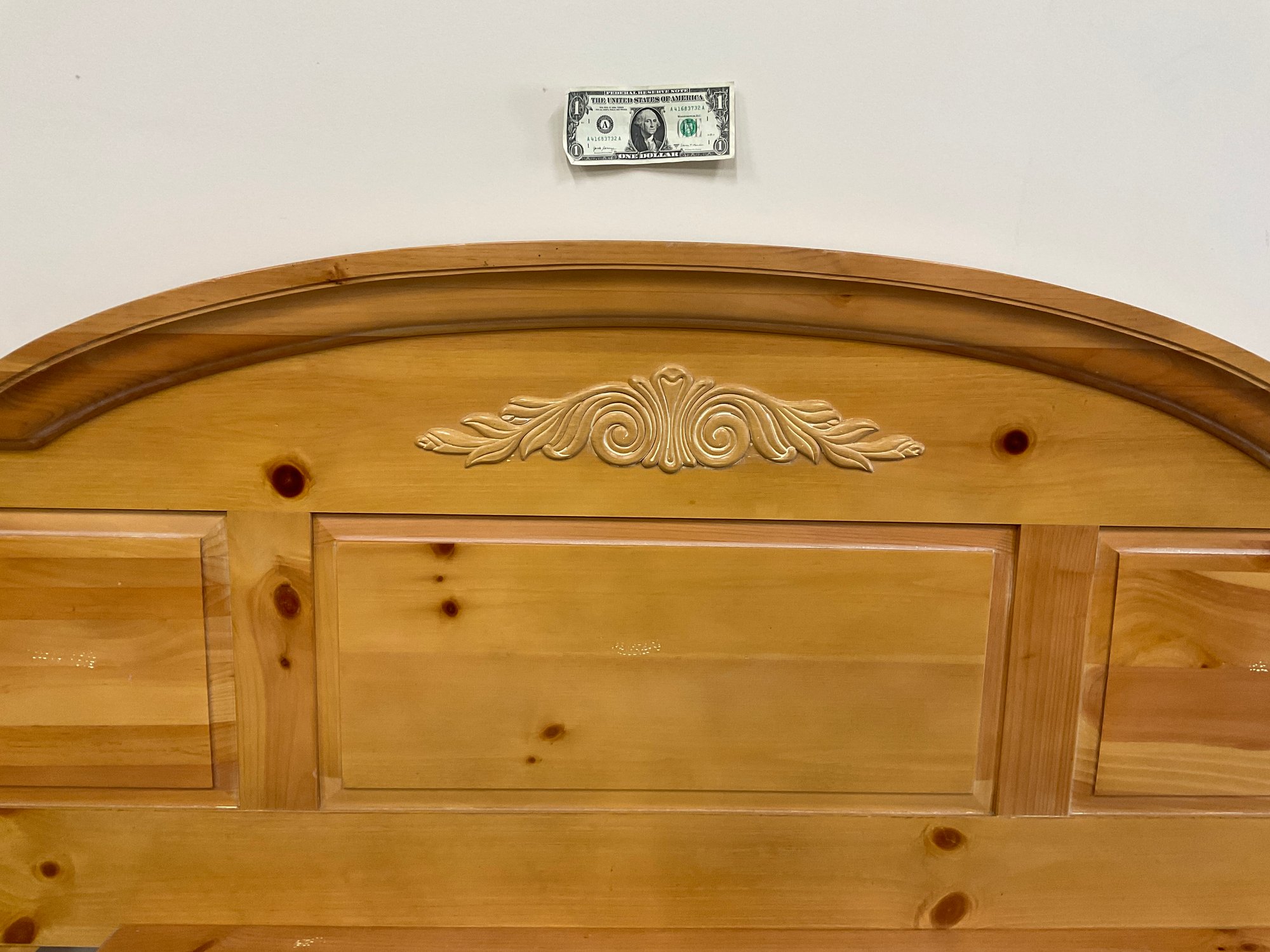 Ray Ramano Style Pine Bed With Carving. (B) #12396 | Auctionninja.com