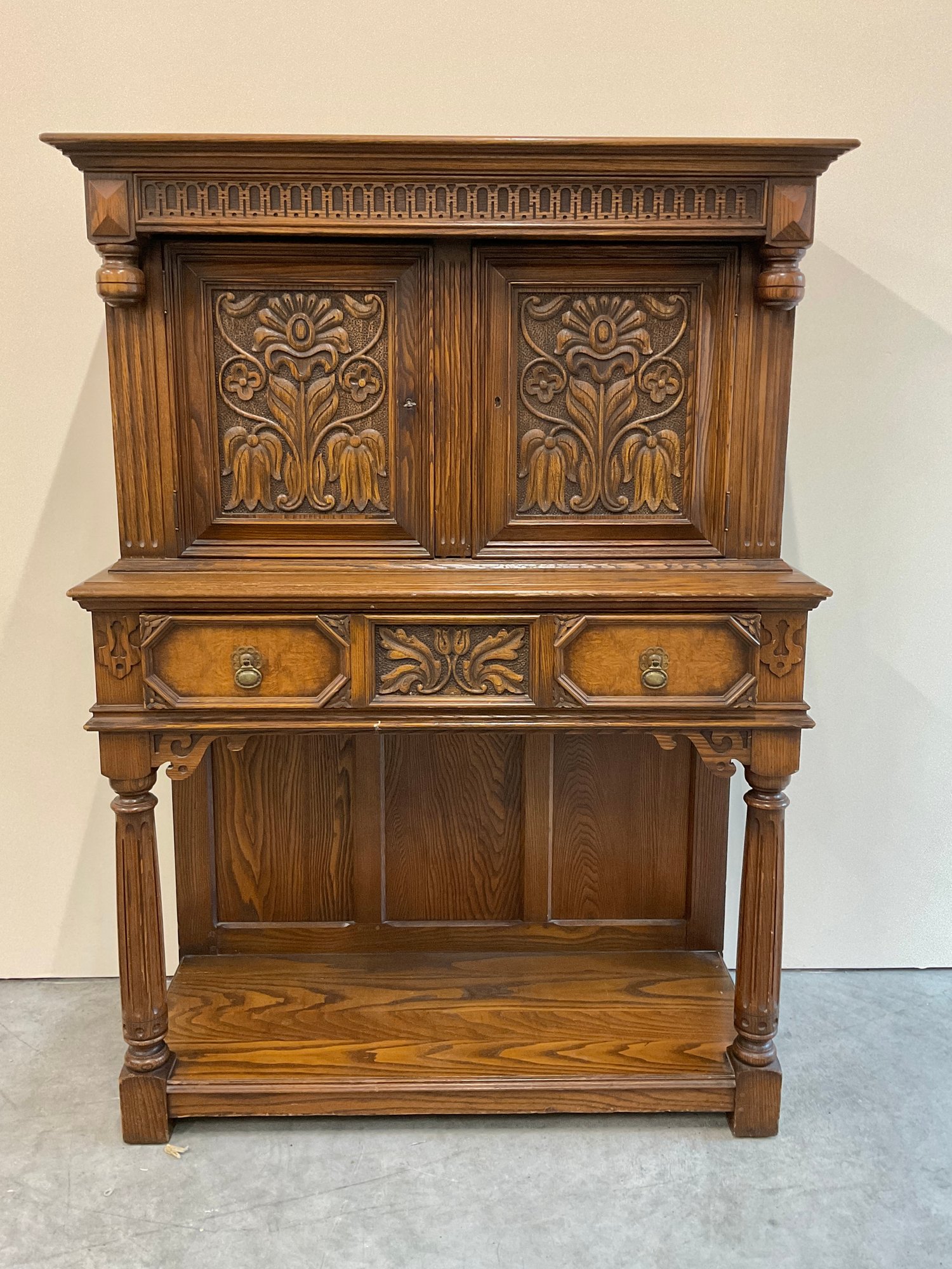 Vintage Carved Oak Jacobean Court Cupboard Grand Rapids Mfg. #12529 ...