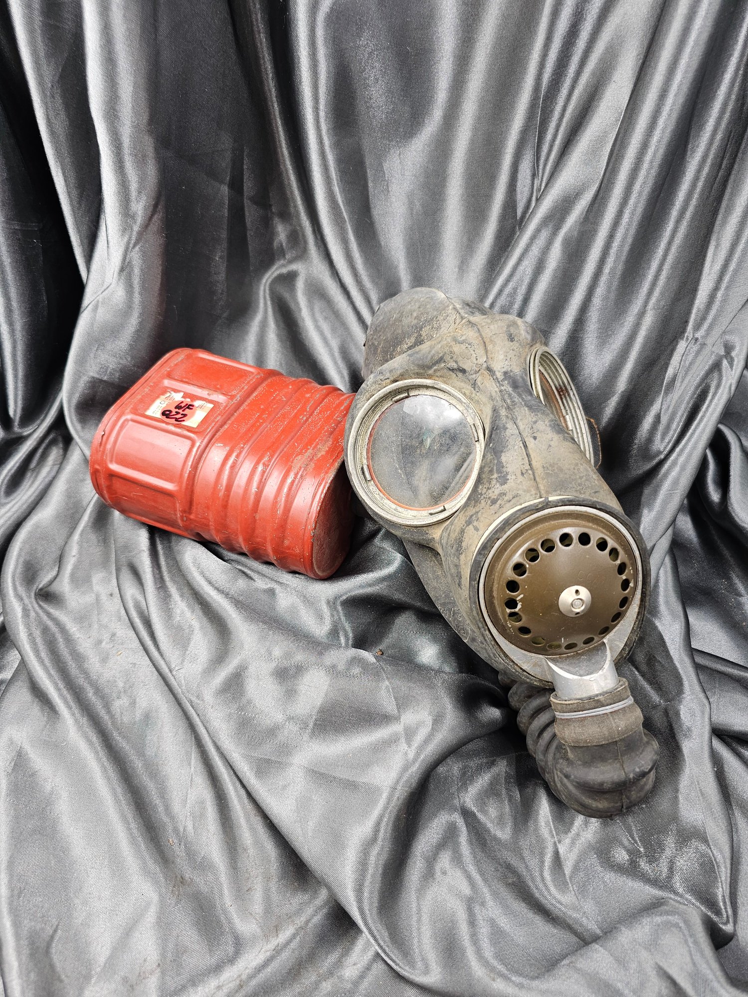 WWII CANADIAN GAS MASK WITH POST WAR REISSUE CANISTER #1805 ...