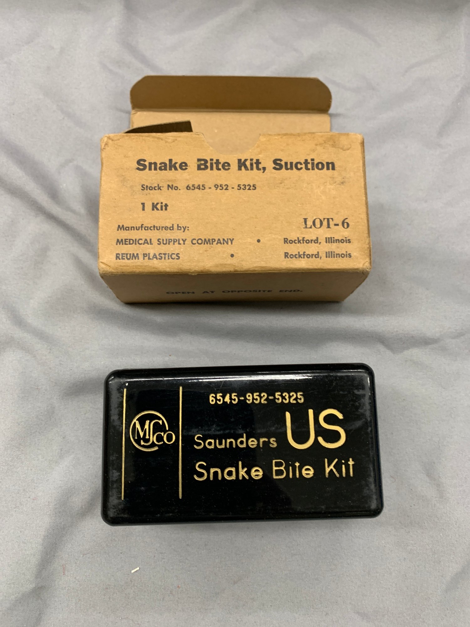 VIETNAM WAR U.S. SNAKE BITE SUCTION KIT #2335 | Auctionninja.com