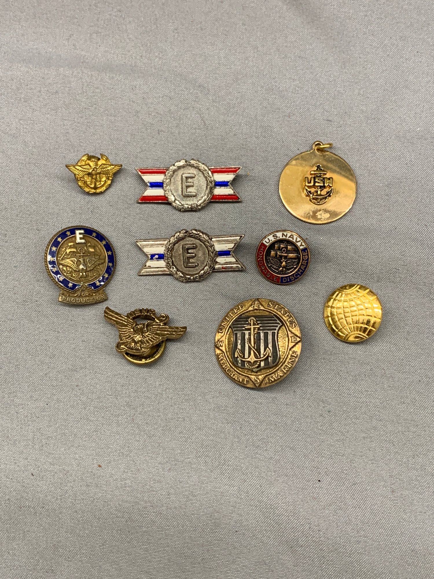 U.S. NAVY PINS AND E AWARDS, WW2 #2408 | Auctionninja.com