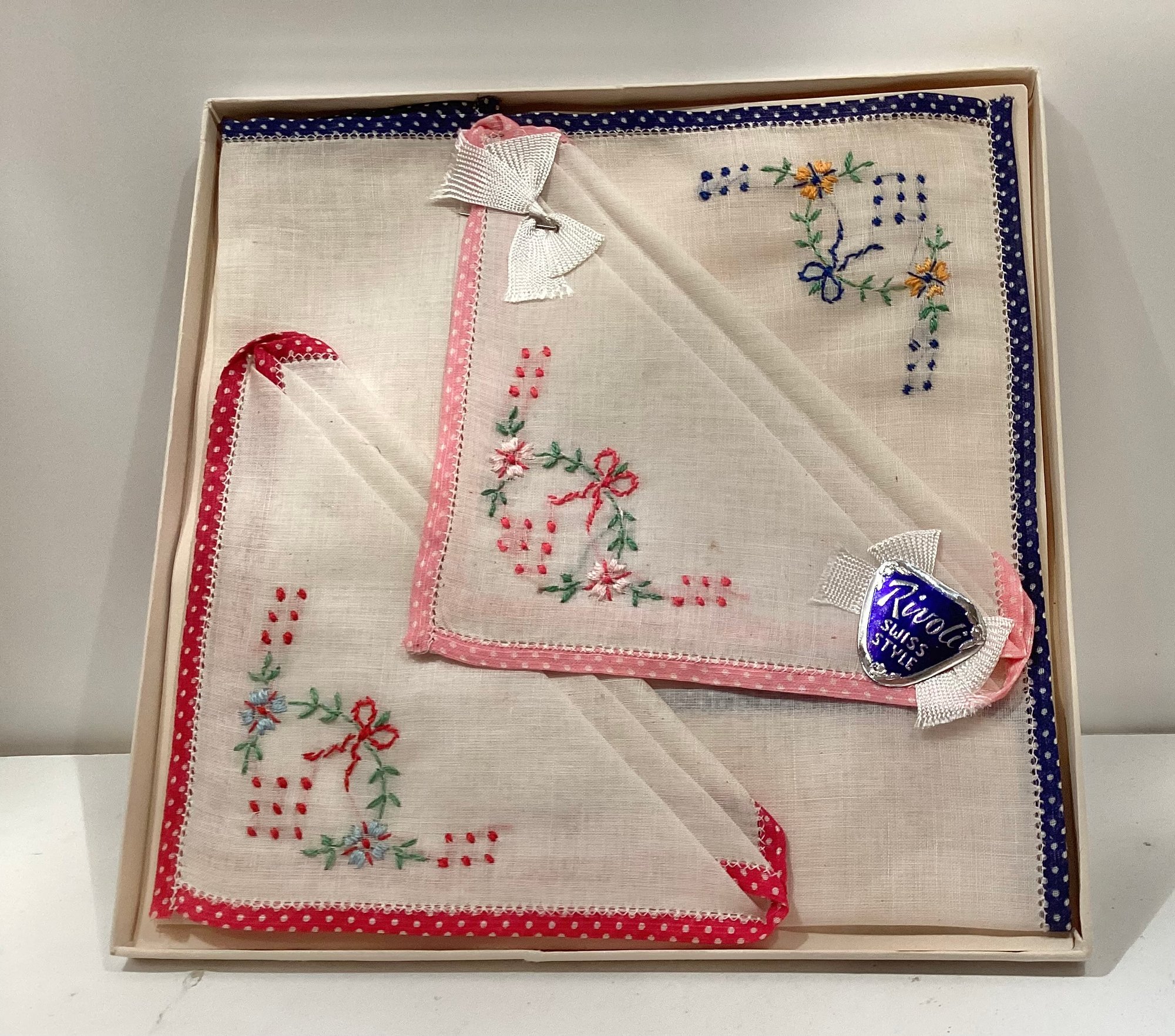Vintage Ladies Hankies #1199 | Auctionninja.com