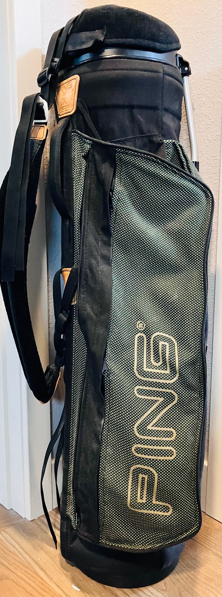 PING GOLF BAG---EXCELLENT CONDITION (All Zippers Work)--SEVERAL POCKETS ...