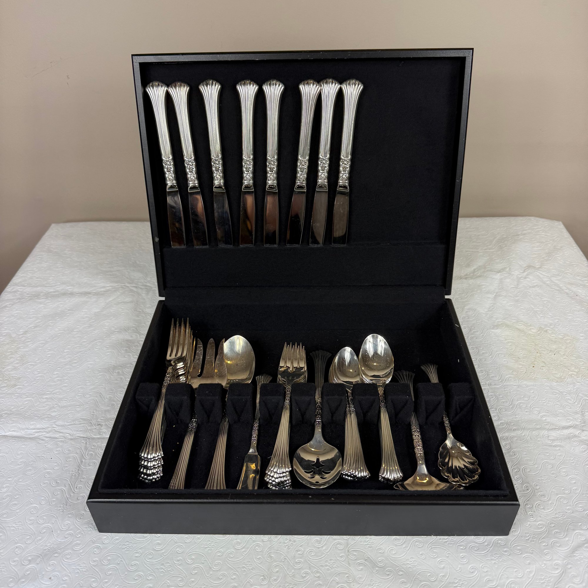 Oneida Flatware In Storage Chest - Serves 8 And Single Oneida Spoon ...