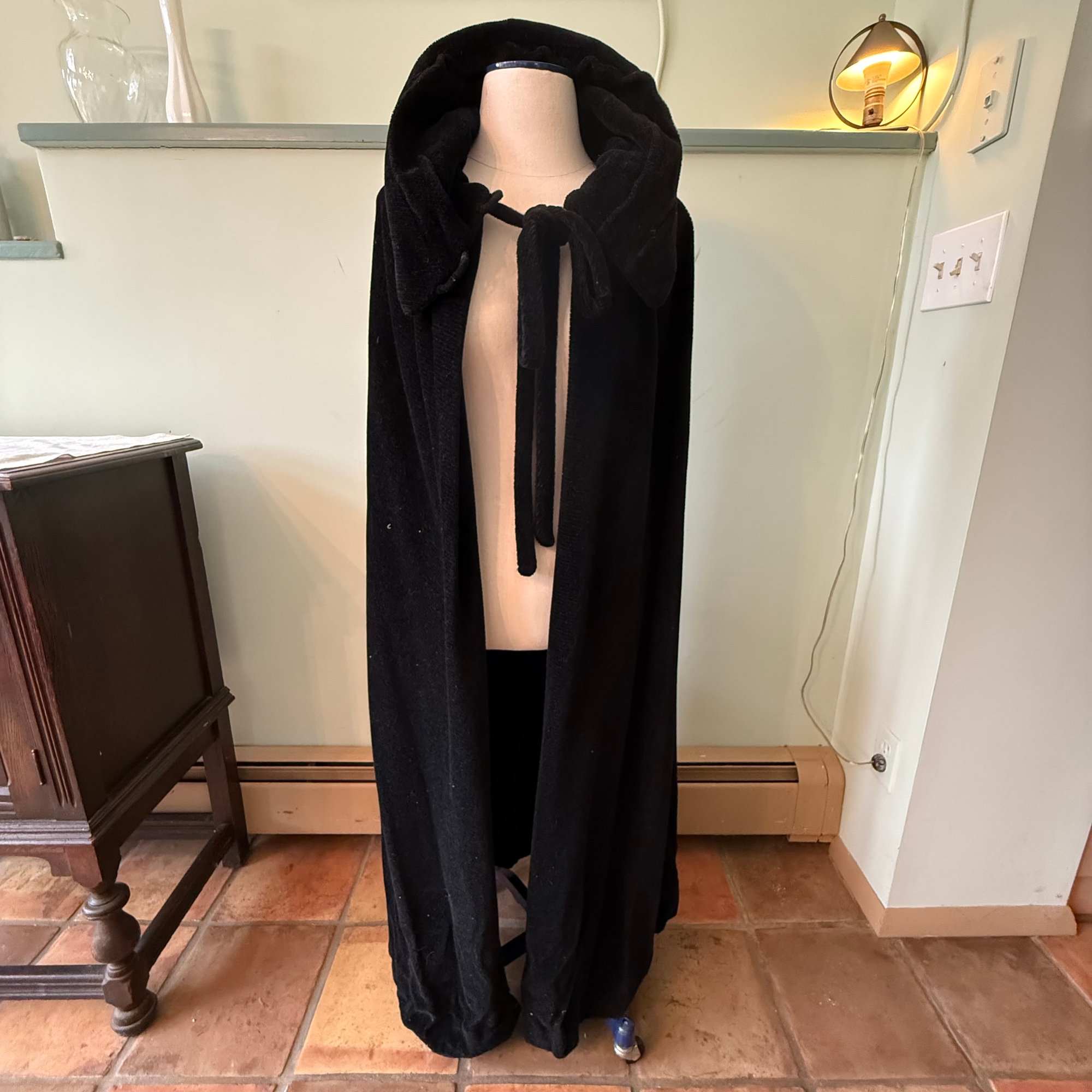 Black Victorian Cloak #1042 | Auctionninja.com