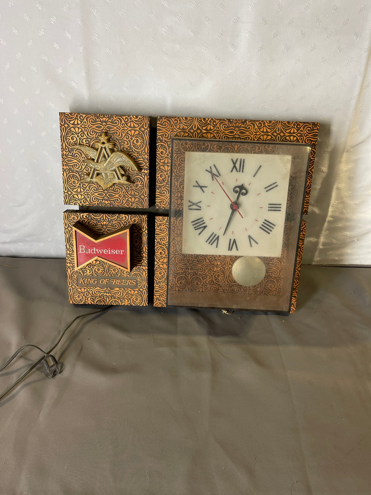 1960s King Of Beer Plastic Light Pendulum Clock #1815 | Auctionninja.com