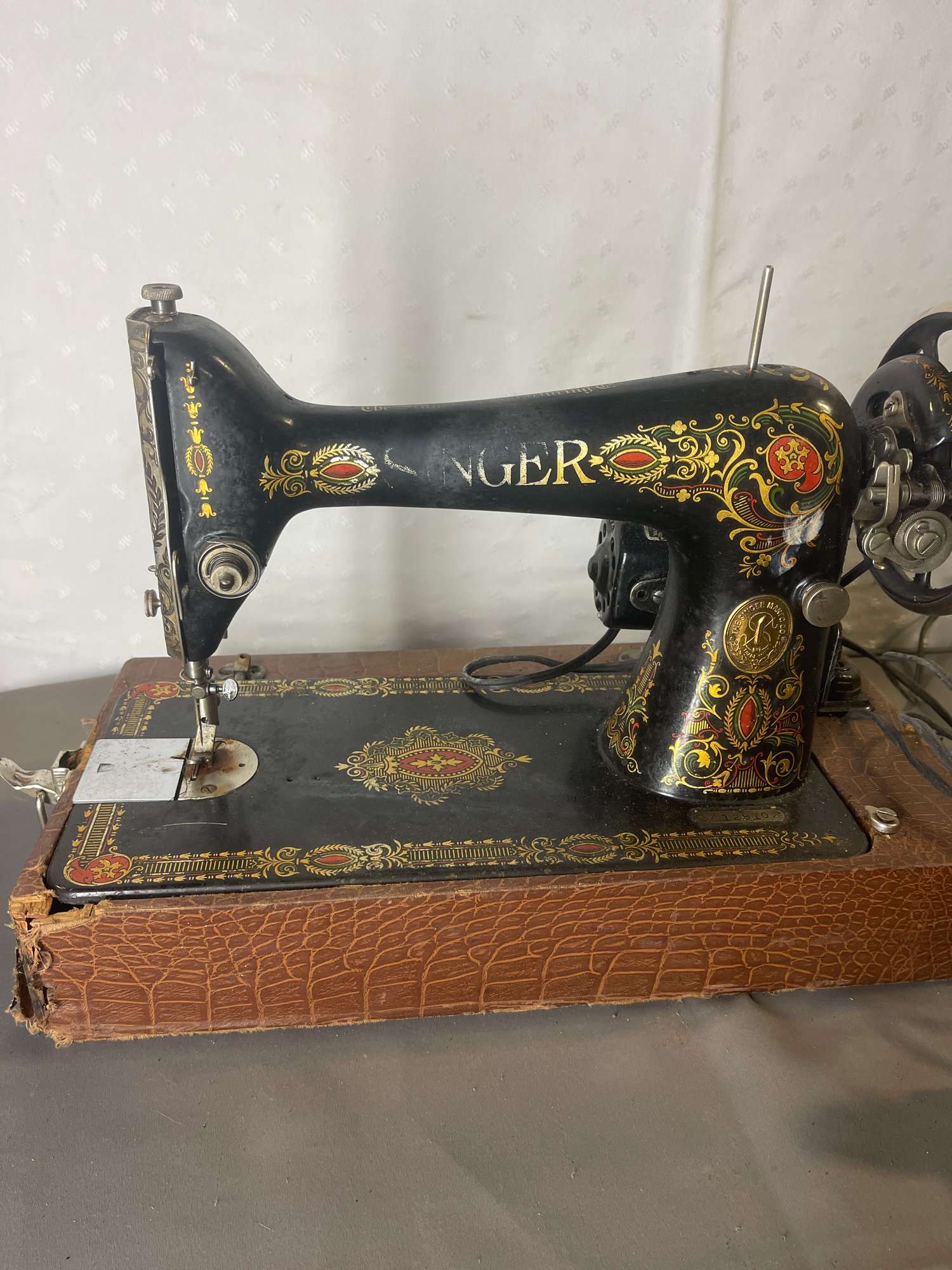 Antique Singer 66 Red Eye Sewing Machine #1832 | Auctionninja.com