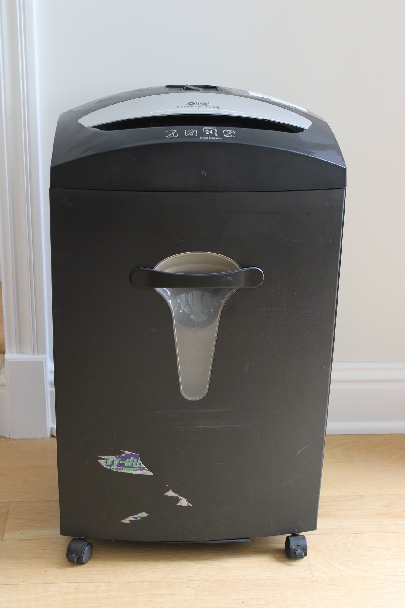 STAPLES PAPER OFFICE SHREDDER #2440 | Auctionninja.com