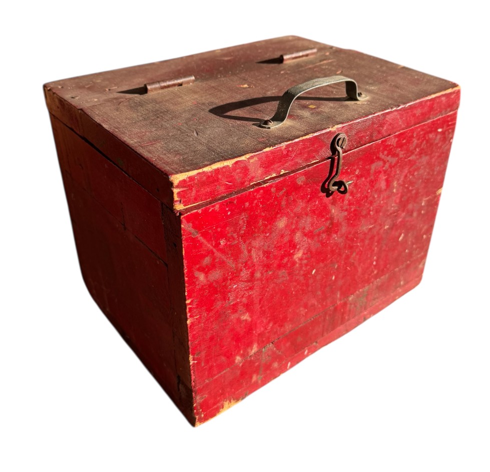 Red Wooden Shoe Shining Box (G) #35351 | Auctionninja.com