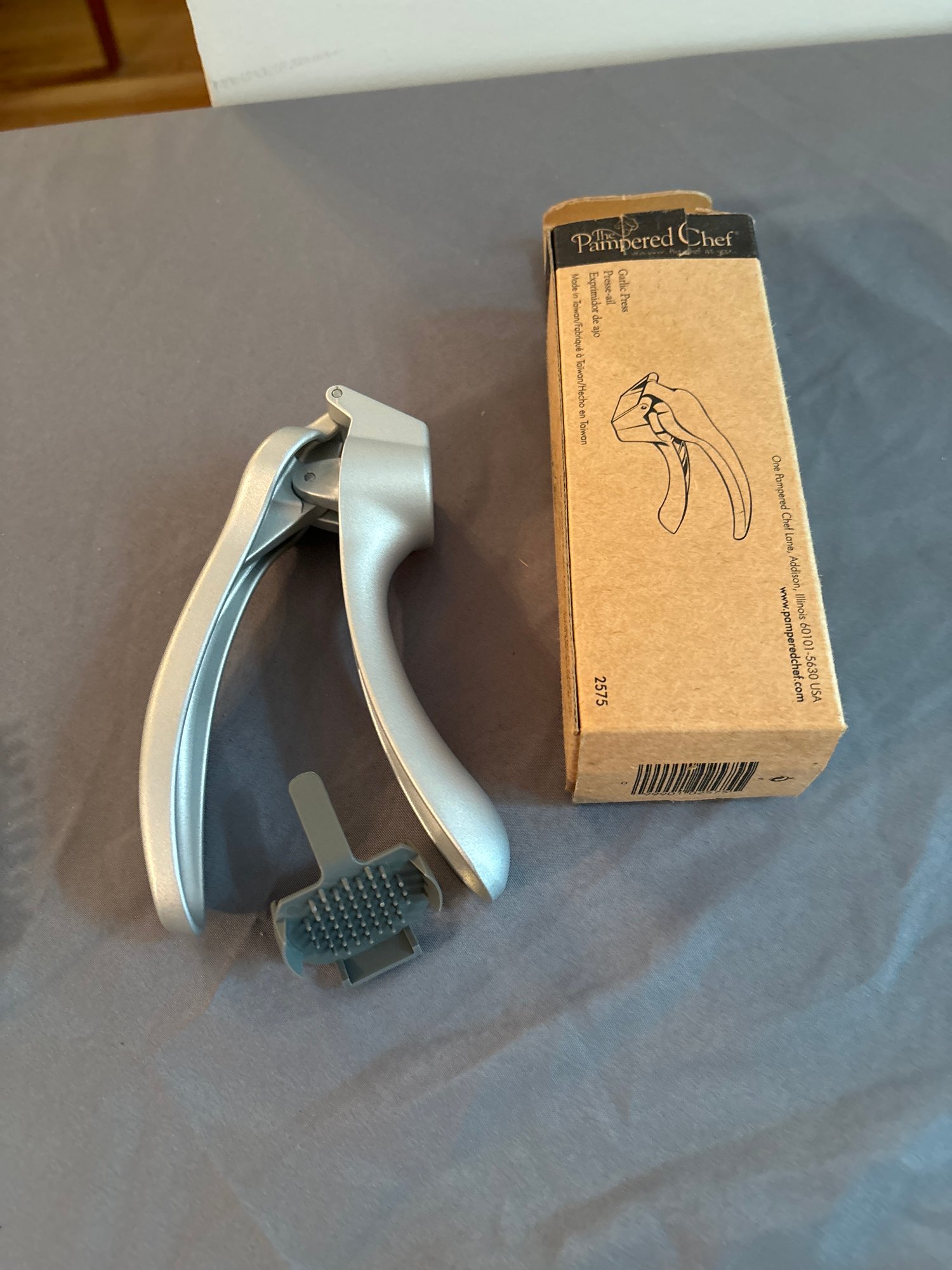 Pampered Chef Garlic Press #8382 | Auctionninja.com