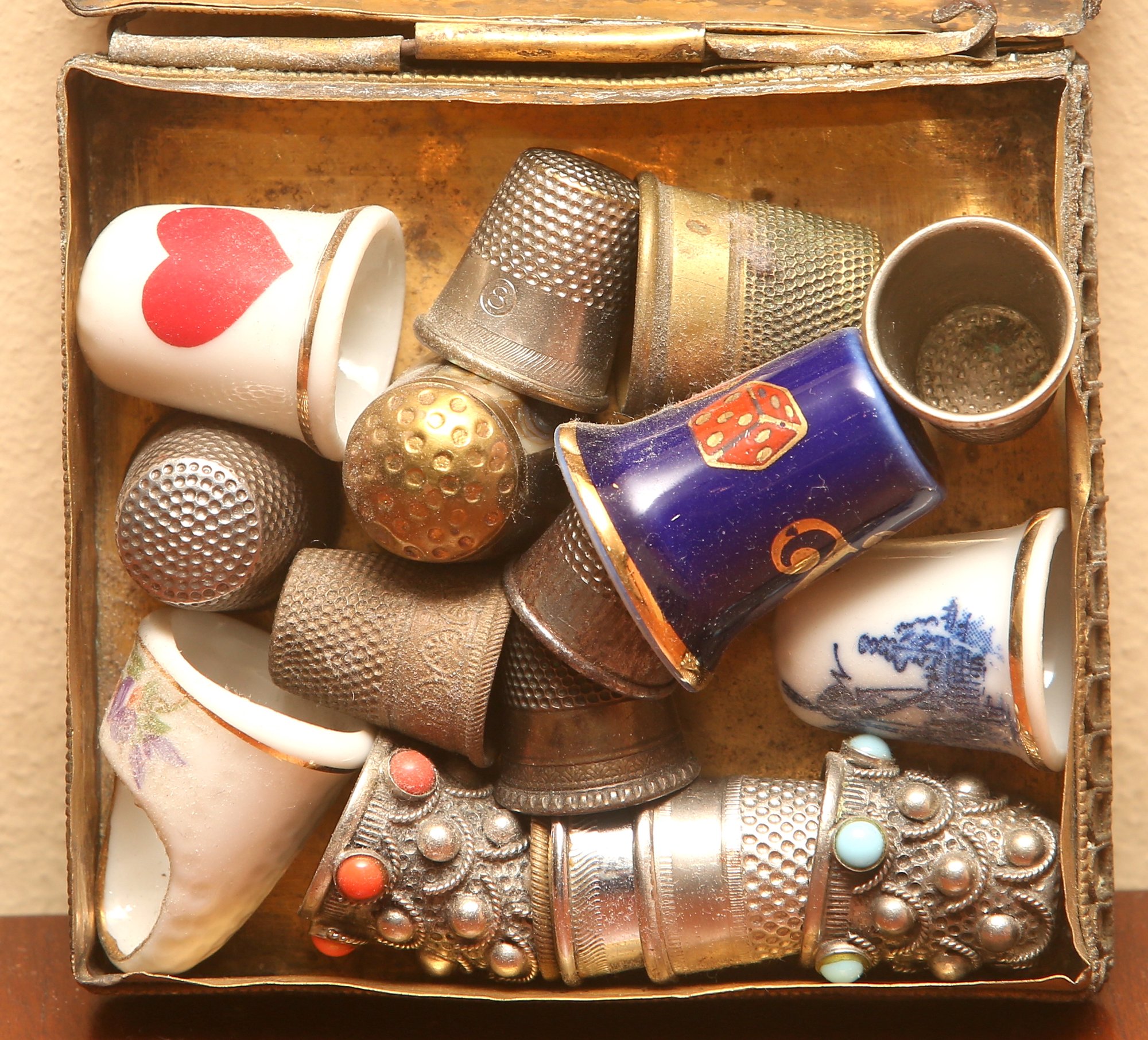 Collection Of Antique Sewing Thimbles In Tin Box #153825 | Auctionninja.com
