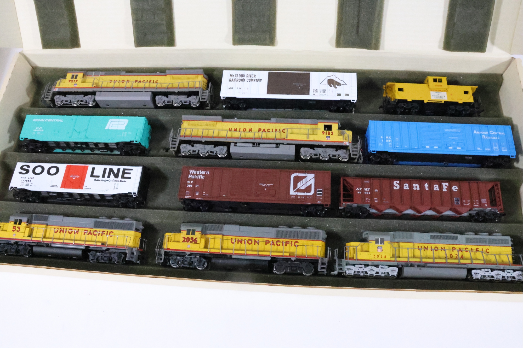 HO Scale Model Railroad Freight Car Sets NYC & Union Pacific In Padded ...