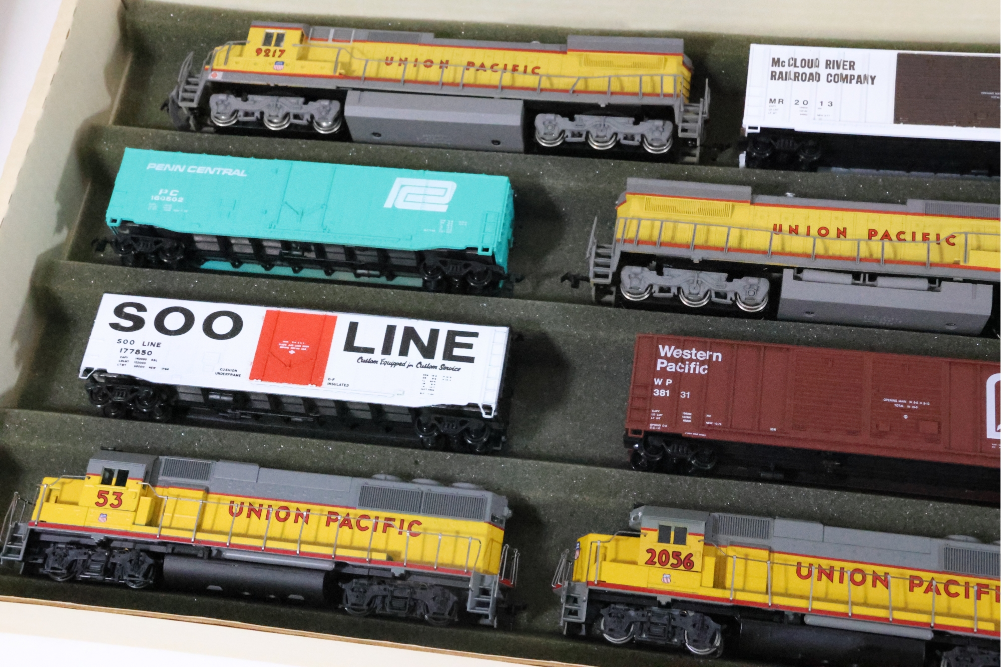 HO Scale Model Railroad Freight Car Sets NYC & Union Pacific In Padded ...
