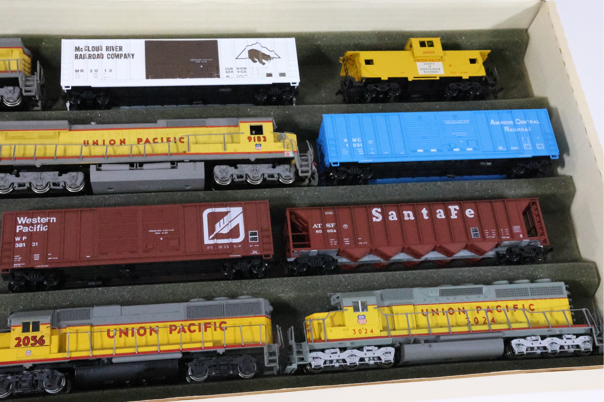 HO Scale Model Railroad Freight Car Sets NYC & Union Pacific In Padded ...