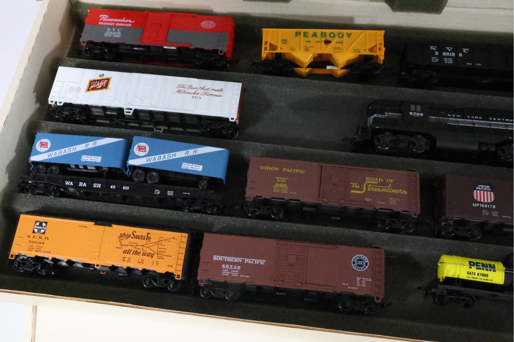 HO Scale Model Railroad Freight Car Sets NYC & Union Pacific In Padded ...