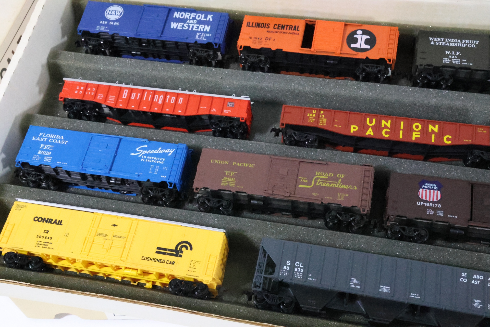 HO Scale Model Railroad Freight Car Sets NYC & Union Pacific In Padded ...
