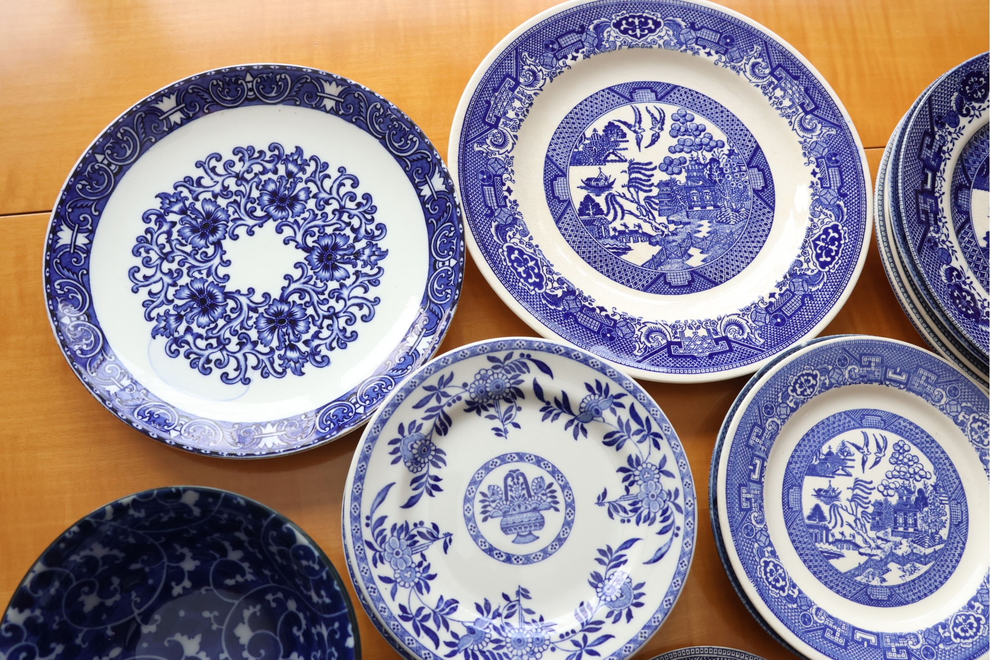 Collection Of "Blue Willow" Pattern Dinnerware #174500 | Auctionninja.com
