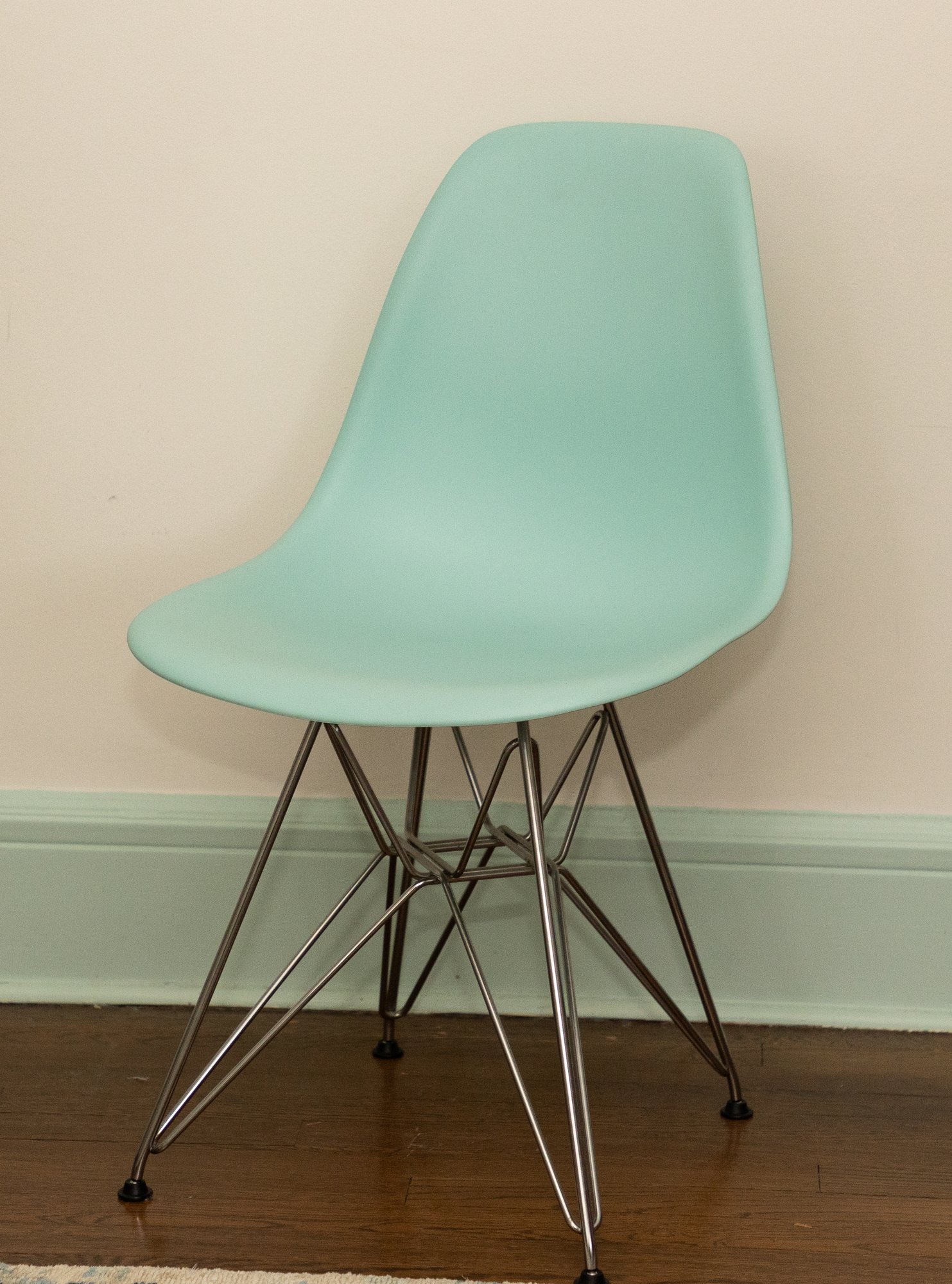 Herman Miller Eames Shell Chair With Eiffel Base In Aqua Sky Blue #122772 | Auctionninja.com