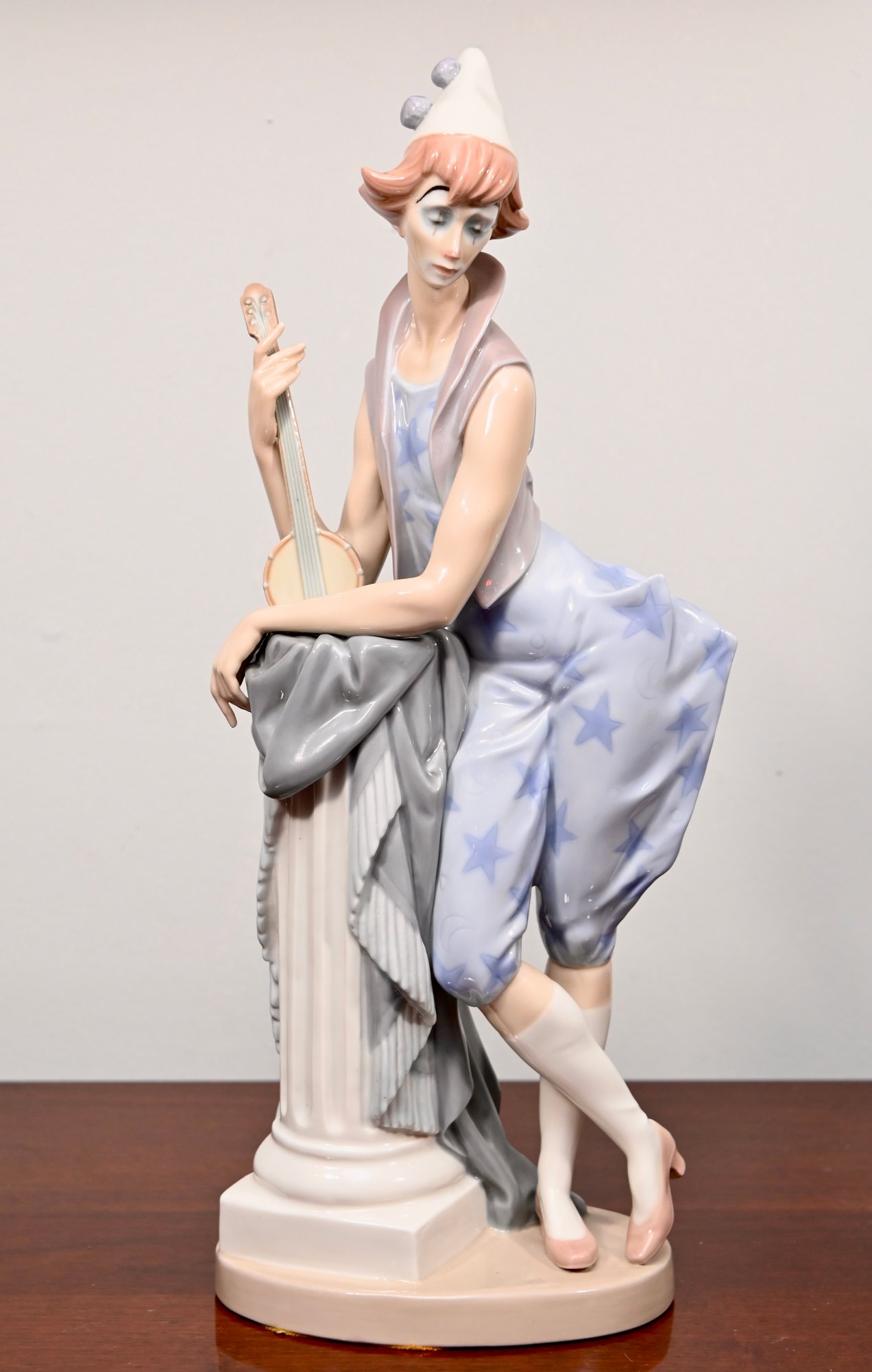 Lladro Pierrot With Mandolin Porcelain Figurine #157840 | Auctionninja.com