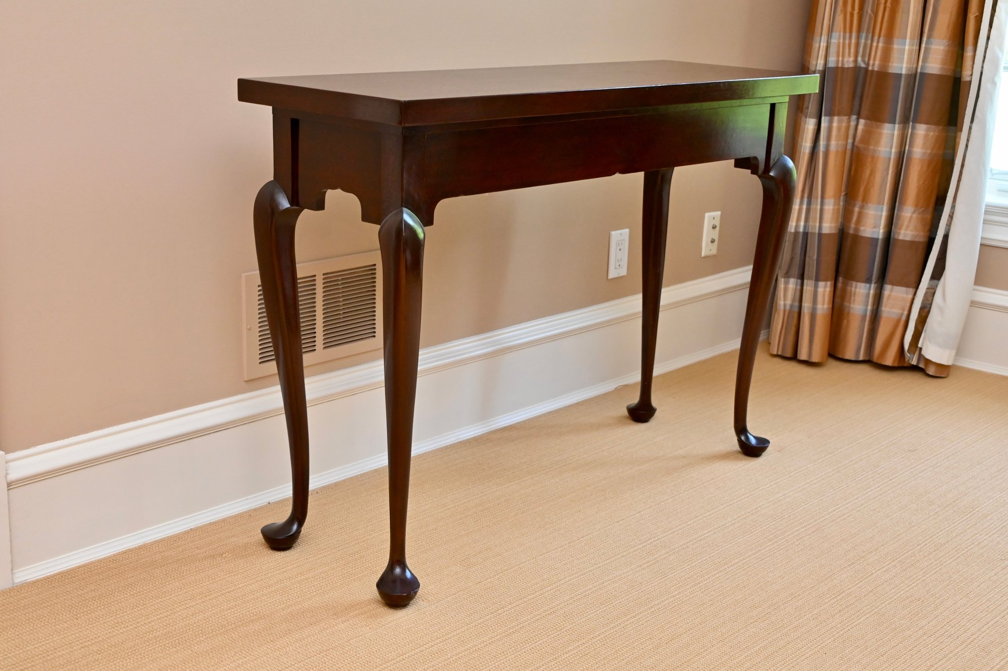 Queen Anne Style Console Table #158912 | Auctionninja.com
