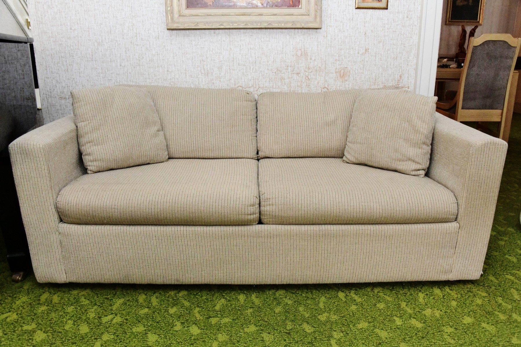 A Beige Tweed Sofa With Pullout Bed #76470 | Auctionninja.com