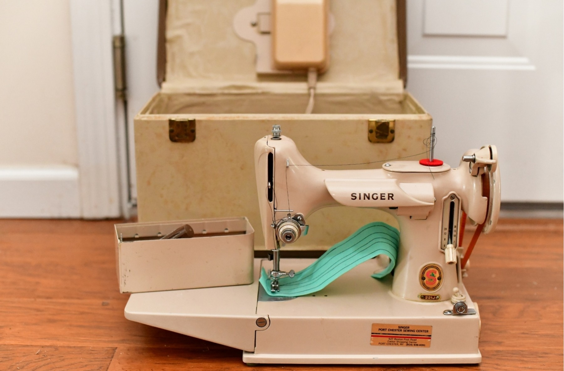 Singer Sewing Machine Tan Featherweight Model 221J #89875 ...