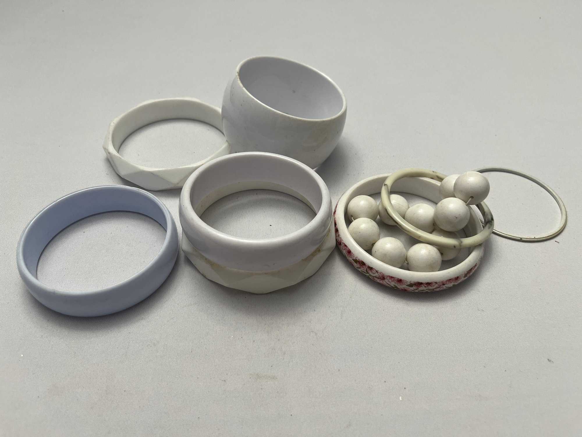 Lot Of 9 White Geometric Lot Of Loop Bracelets #3502 | Auctionninja.com