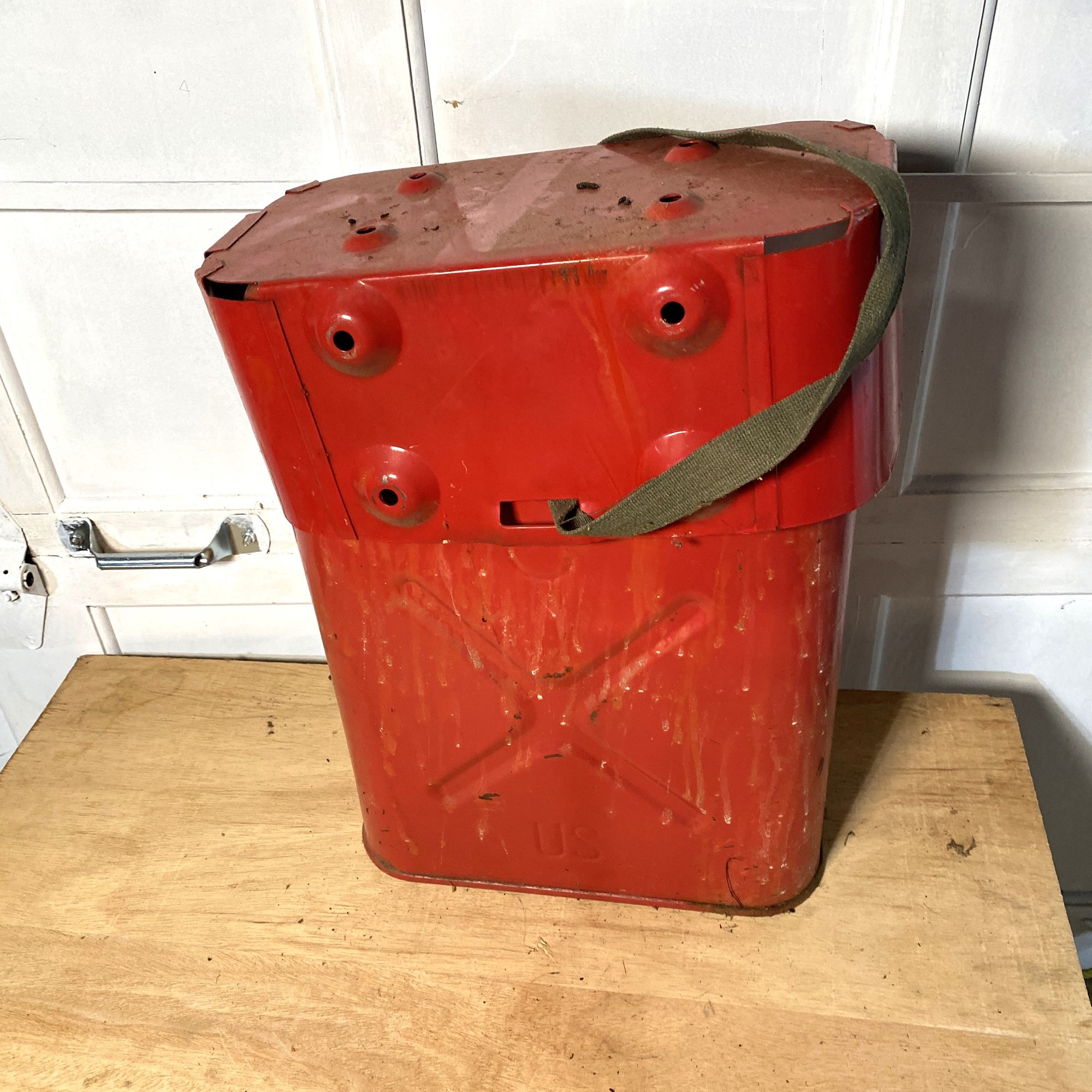 Red US Army Jeep Jerry Can With Mounting Plate. #20895 | Auctionninja.com