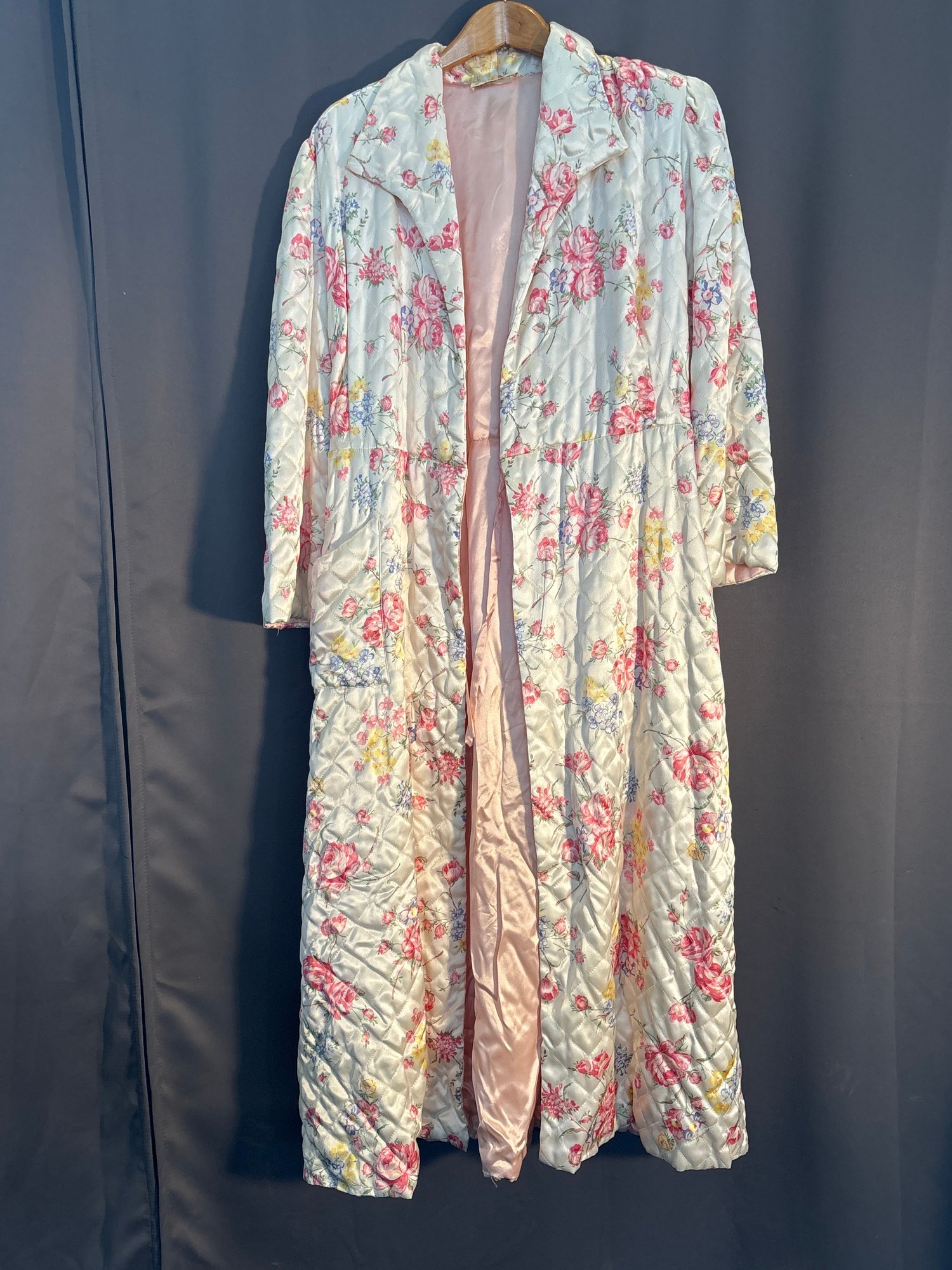 Fabulous Ladies Medium Saybury House Robe #24408 | Auctionninja.com