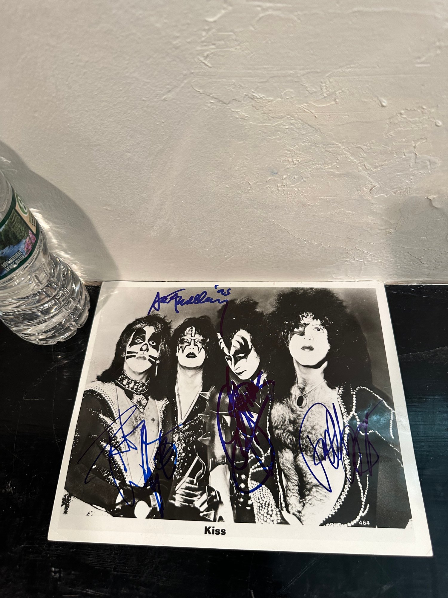 Autographed Kiss Photo #31035 | Auctionninja.com