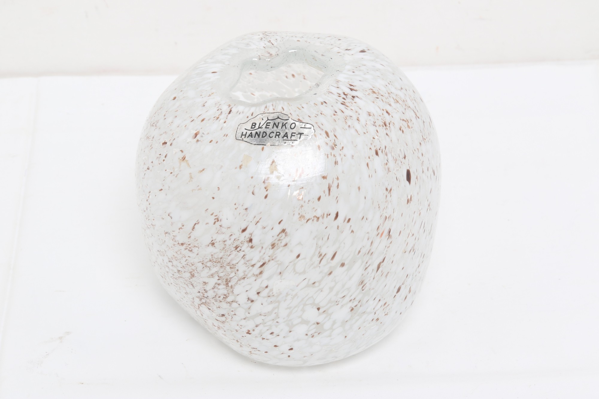 Blenko Dylan Organic Seeded Small Glass Vase With Original Sticker #225346 | Auctionninja.com