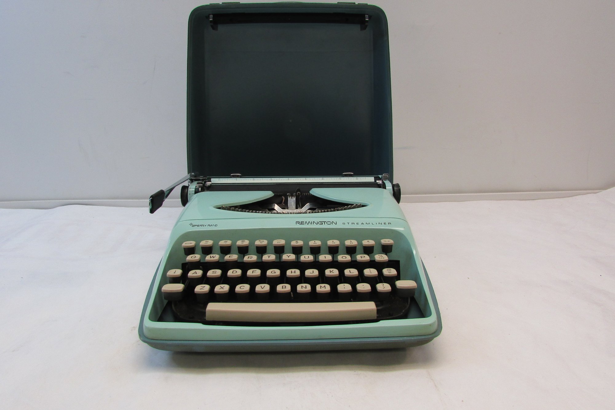 Remington Streamliner Sperry Rand Typewriter #156229 | Auctionninja.com