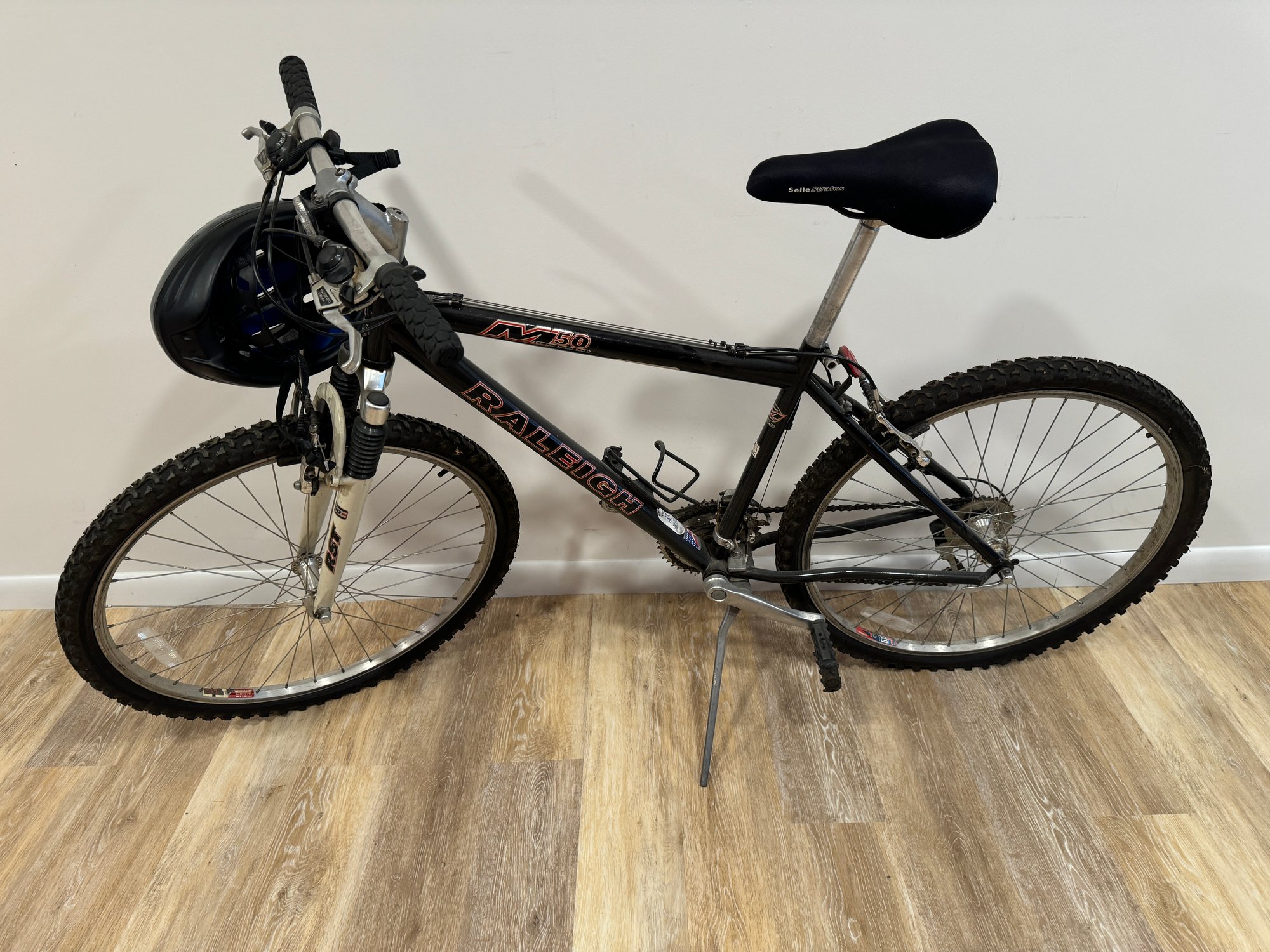 Raleigh M50 Men's Bicycle With Helmet #14867 | Auctionninja.com