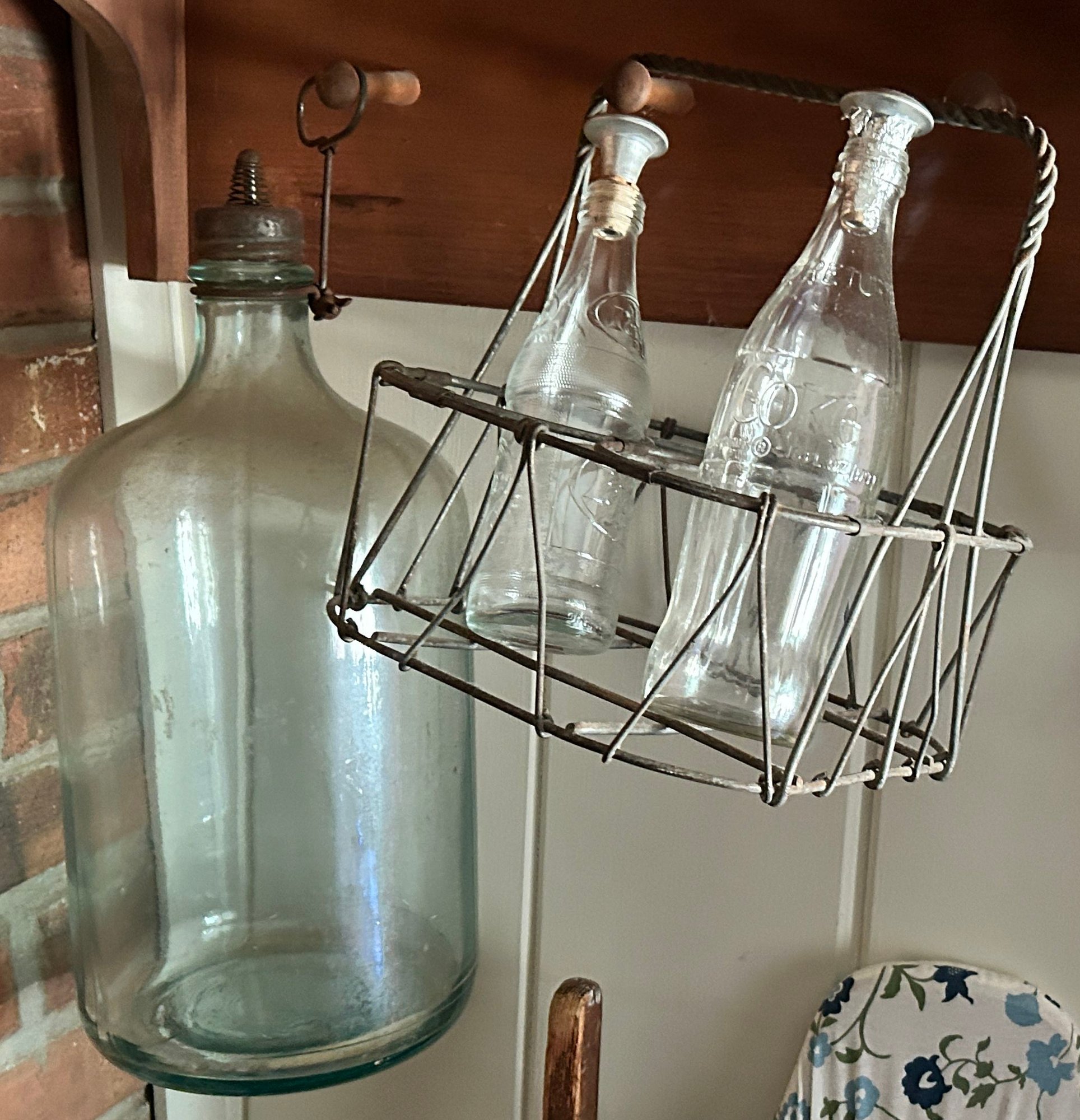 4 Pcs 3-Glass Bottles With Sprinkle Spouts And Wire Carrying Basket ...