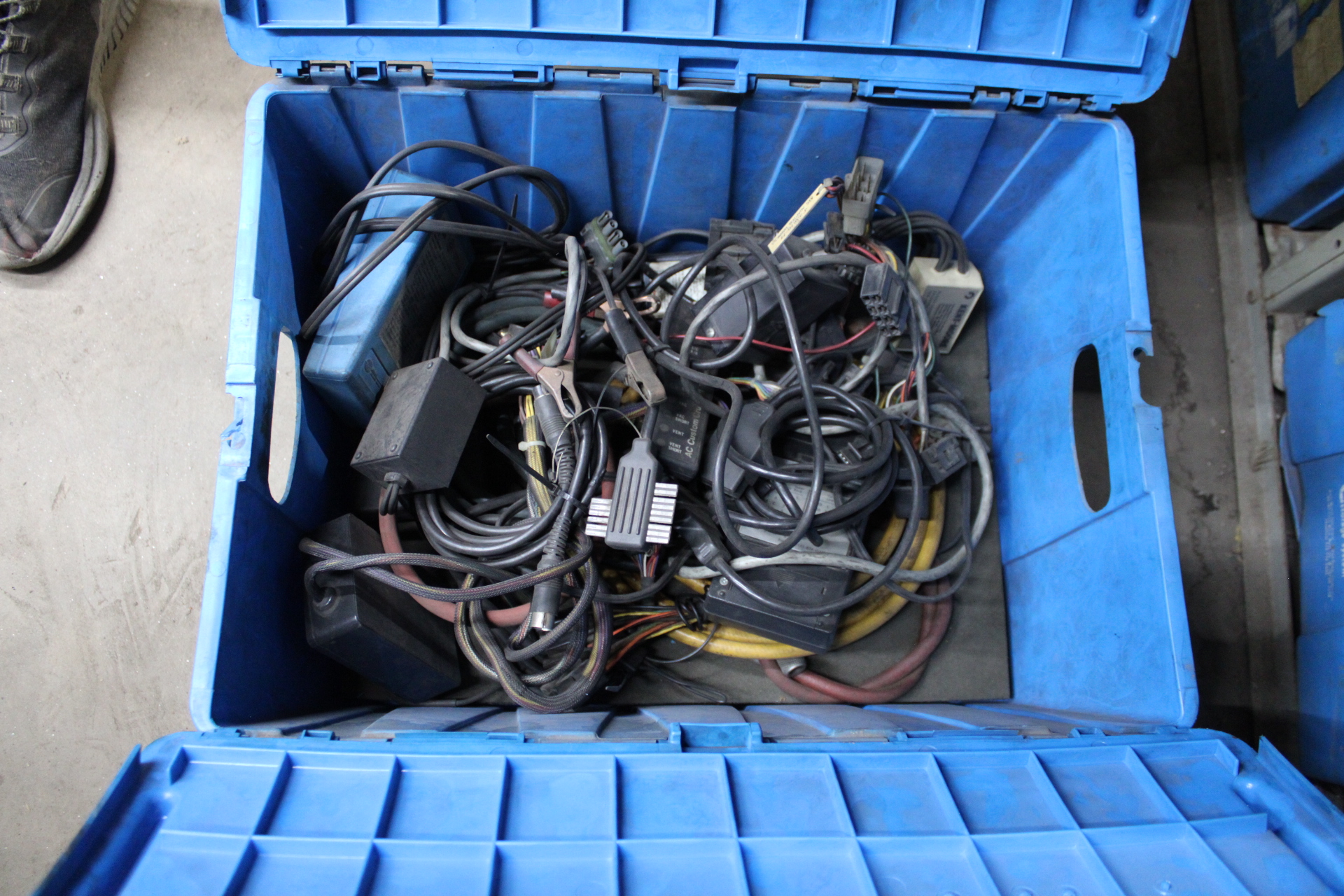 4 Totes Specialty Tools GM (3) #5552 | Auctionninja.com
