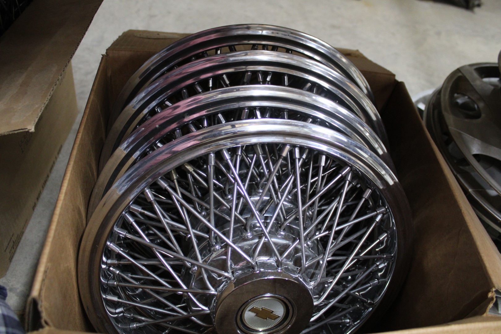 Lot410 - Gm Caprice 1981-85 Wire Hub Caps See Pics #4781 | Auctionninja.com