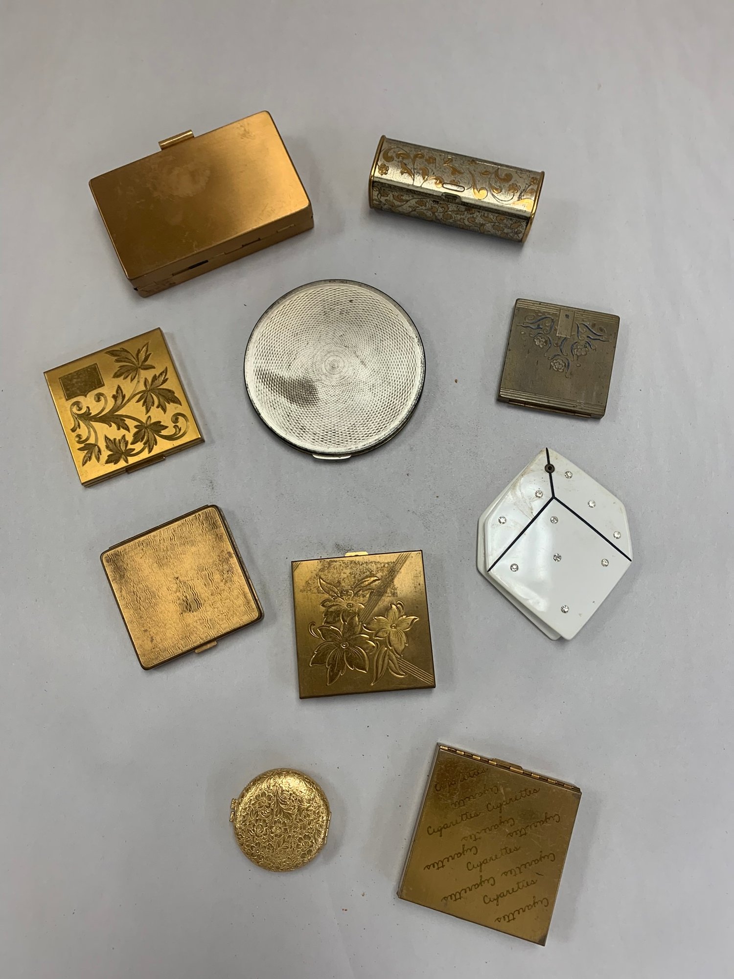 LOT OF 10 VINTAGE COMPACTS #4850 | Auctionninja.com